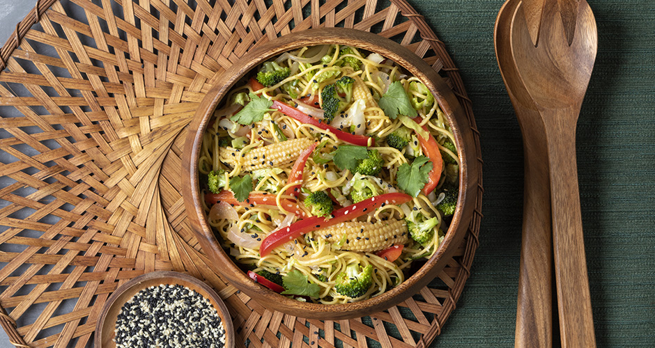 Σαλάτα με noodles και dressing σόγια-λάιμ | Άκης Πετρετζίκης