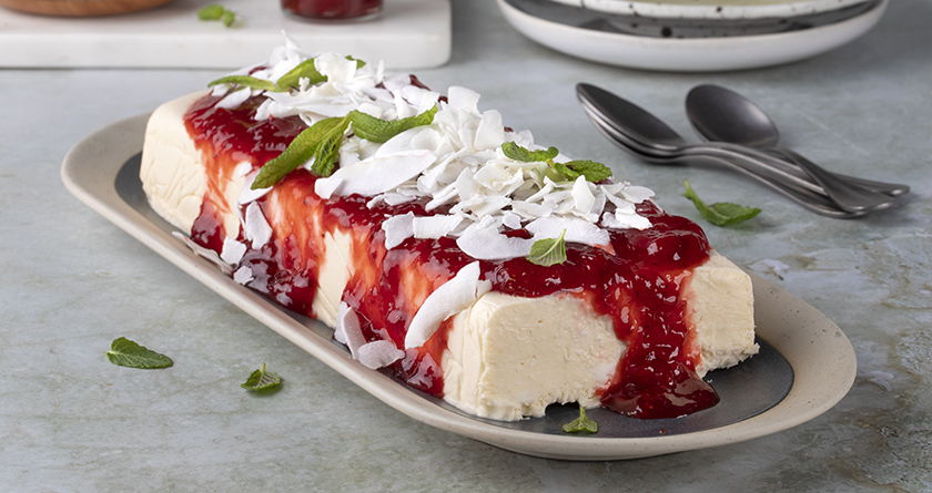 Παρφέ με καρύδα και σάλτσα φράουλας | Άκης Πετρετζίκης