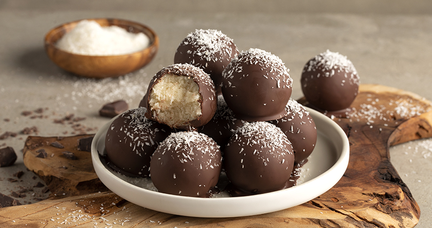 Τρουφάκια με καρύδα | Άκης Πετρετζίκης