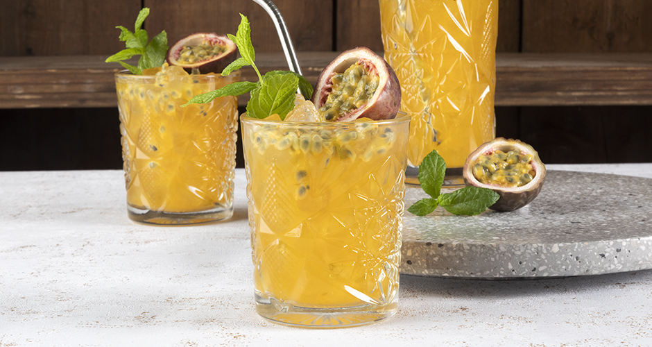 Passion fruit iced tea cocktail | Akis Petretzikis