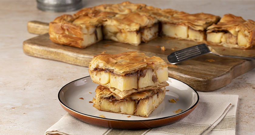 Πατατόπιτα ταψιού με καραμελωμένα κρεμμύδια | Άκης Πετρετζίκης