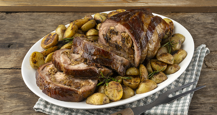 Χοιρινό ρολό γεμιστό με δαμάσκηνα και κάστανα | Άκης Πετρετζίκης