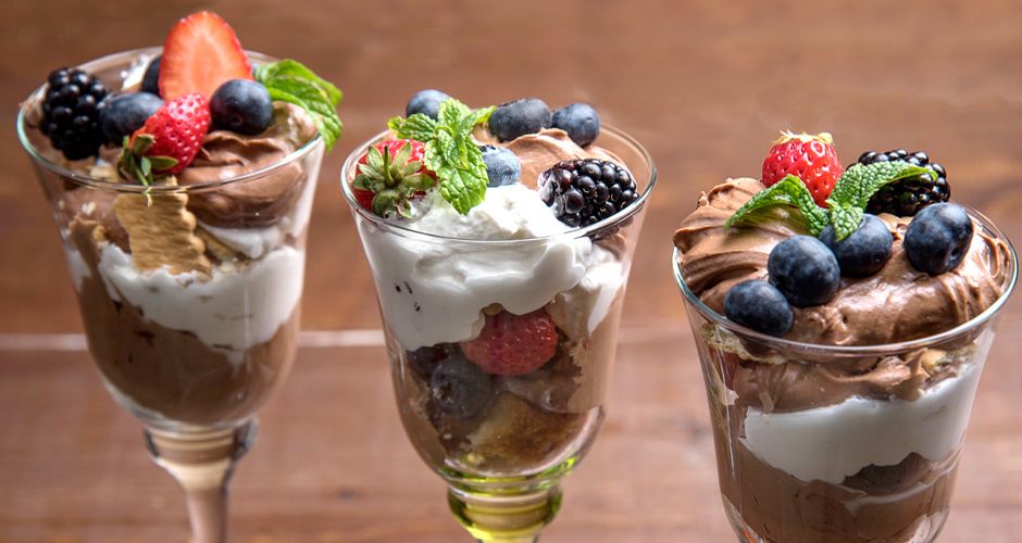 Trifle με μούρα | Άκης Πετρετζίκης