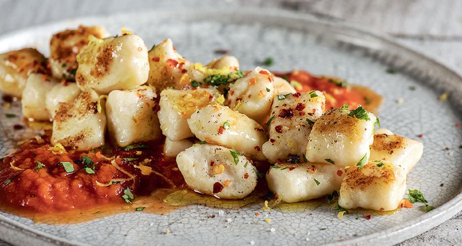 Νιόκι με ρικότα και ελαφριά σάλτσα ντομάτας | Άκης Πετρετζίκης