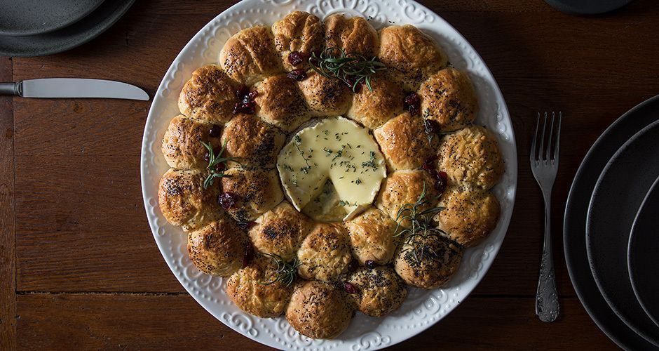 Baked brie in stuffed brioche buns | Akis Petretzikis