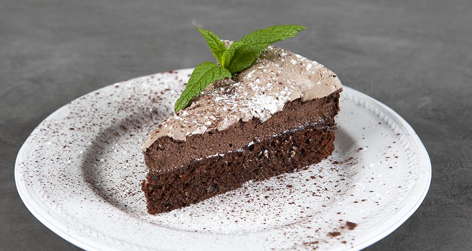 Chocolate meringue cake | Akis Petretzikis