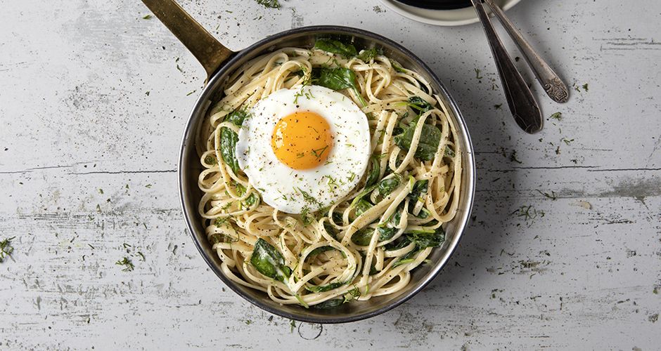 Pasta with spinach and fried eggs | Akis Petretzikis