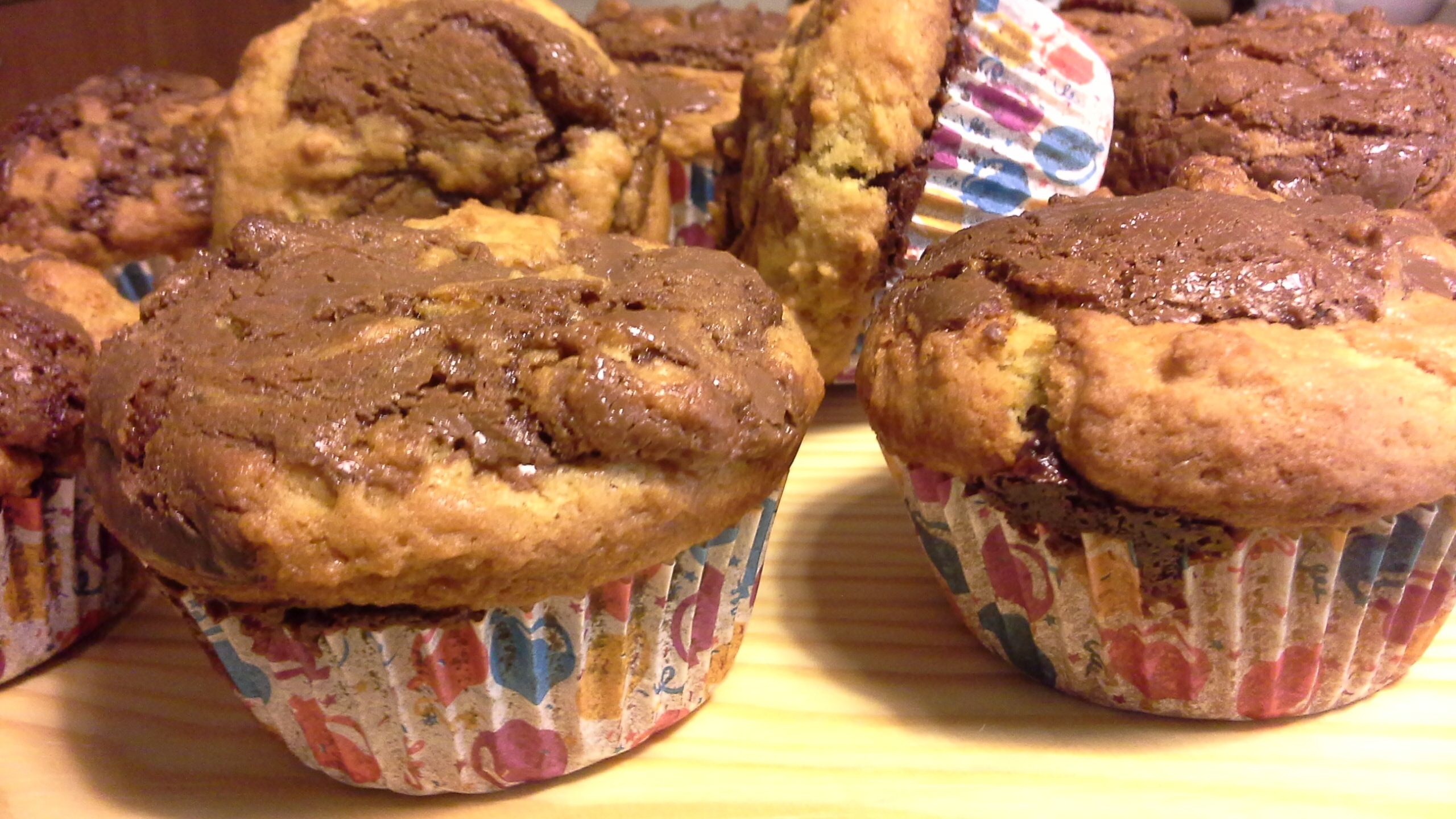Εύκολα muffins με πραλίνα σοκολάτας | Άκης Πετρετζίκης